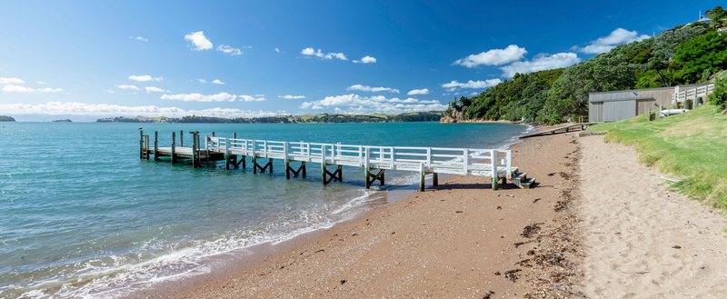 Arran Bay: Visit Waiheke Holiday Houses
