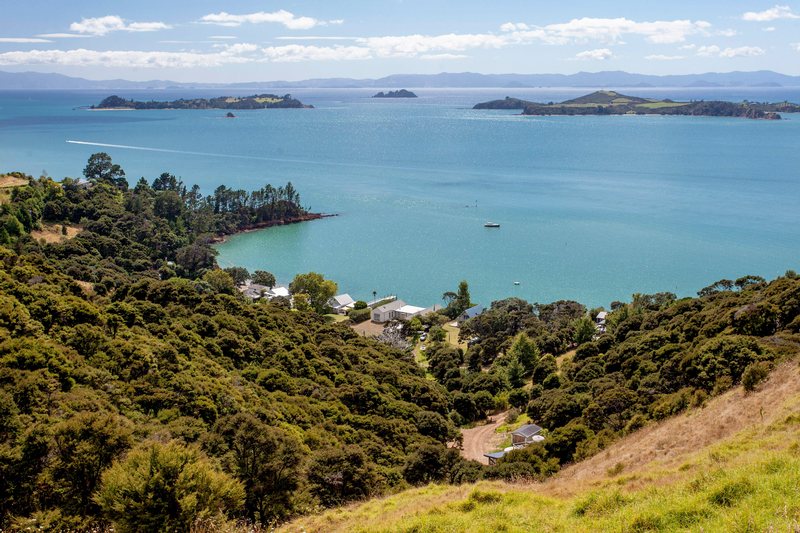 Arran Bay: Visit Waiheke Holiday Houses