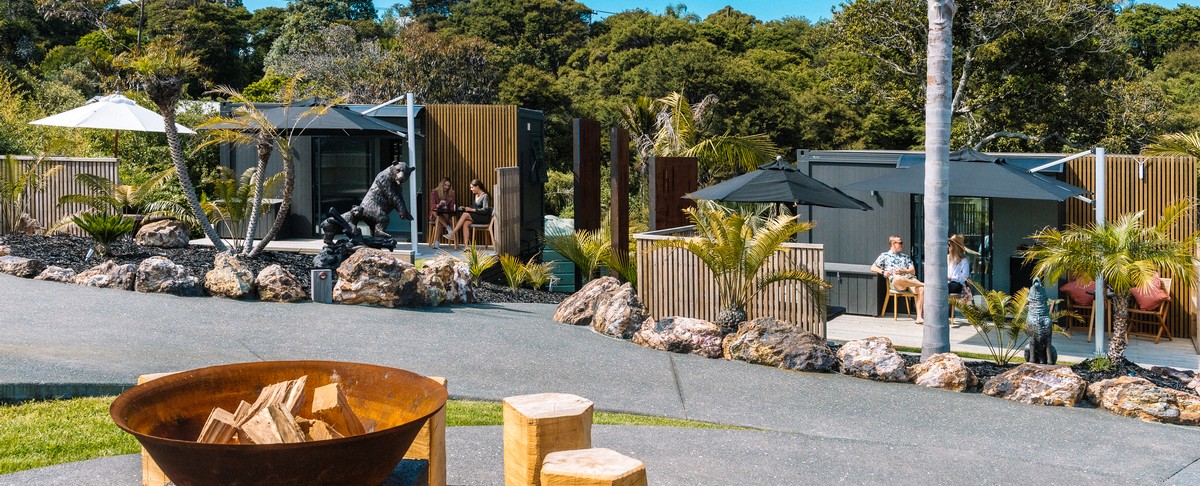 Ember Rock: Bear Cave: Visit Waiheke Holiday Houses